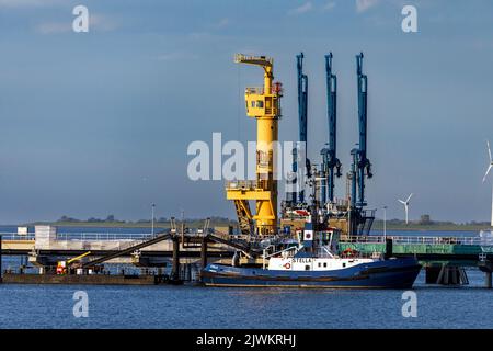 Tugboat at the NWO loading jetty for tankers in the Jade Bay Stock ...