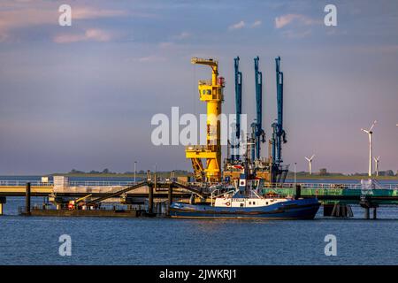 Tugboat at the NWO loading jetty for tankers in the Jade Bay Stock ...