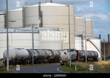 Europoort, Pernis, Port of Rotterdam, tank facilities of Wilmar Edible ...