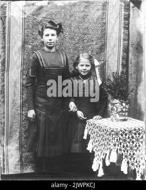 Elvira and Ester, daughters to Per and Anna Lindberg. Elvira och Ester ...