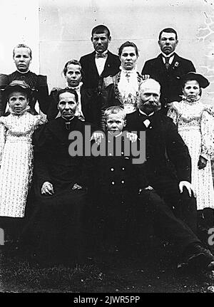 Unknown family group. Okänd familjegrupp Stock Photo - Alamy