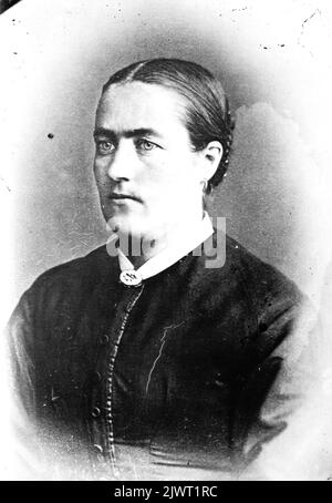 Photographer Forsbäck's daughter, born 1868, died 1953. Married to Lars ...