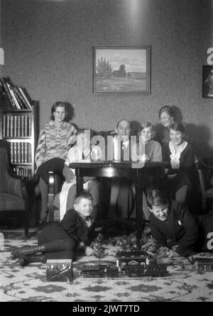 David and Elna Brundin with son Sören, 1922. David och Elna Brundin med ...