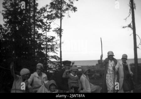 Lilian Holmstedt on the left, Sören Brundin and Eva Brundin built a hut ...