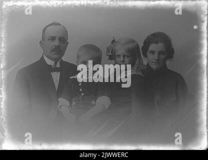 Family picture. Familjebild Stock Photo - Alamy