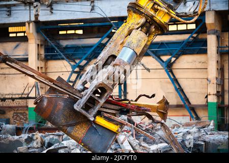 Hydraulic scissors carry scrap metal Stock Photo - Alamy