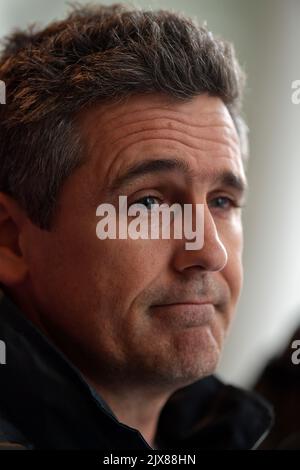 Giants head coach Leon Cameron (left) speaks to Connor Idun of the ...