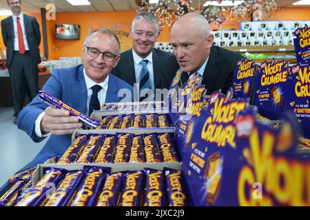 (L-R) SA Premier Jay Weatherill, Robern Menz COO Richard Simms and ...