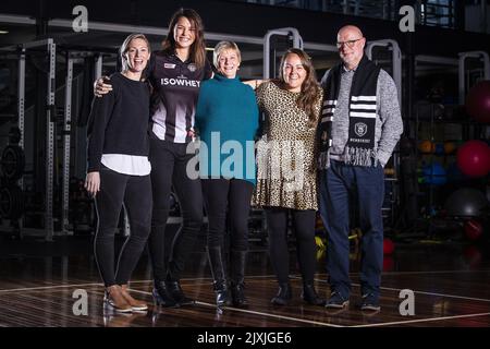 Sharni Layton (second from left) poses for a photo with her mother ...