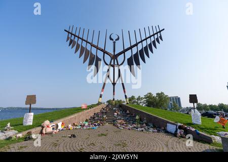 Spirit Catcher, the Sculpture Bird near Kempenfelt Bay Stock Photo - Alamy
