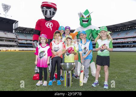 Woolworths Cricket Blast kids pose with the Melbourne Renegades and ...