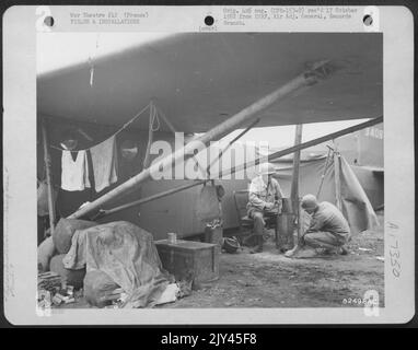 9Th Troop Carrier Command Crew Members Pose In Front Of A Glider At An ...