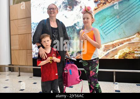 Sydney Airport's one billionth passenger Katinka Hermens, 10 (centre ...