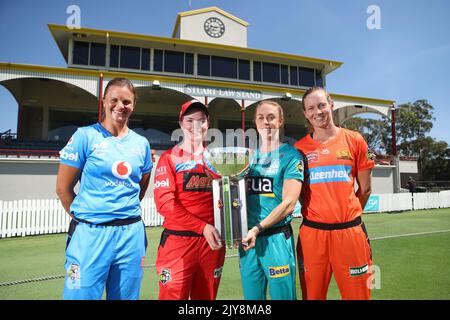 (L-R) Adelaide Strikers' Suzie Bates, Melbourne Renegades' Jess Duffin ...