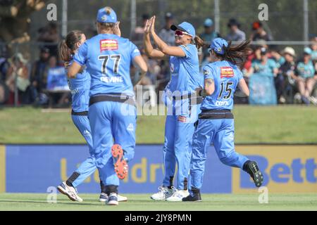 L-R, Maddy Green of the Brisbane Heat, Suzie Bates of the Adelaide ...