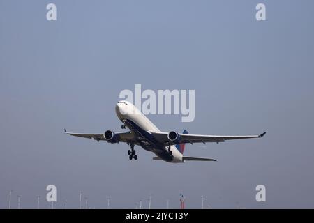 N824NW Delta Air Lines Airbus A330-302 departing from Aalsmeerbaan at ...