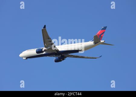 N824NW Delta Air Lines Airbus A330-302 departing from Aalsmeerbaan at ...
