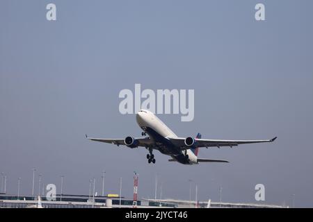 N824NW Delta Air Lines Airbus A330-302 departing from Aalsmeerbaan at ...