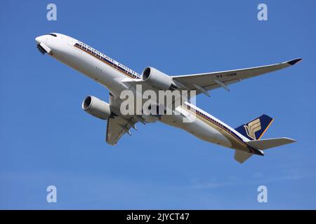 9V-SMM Singapore Airlines Airbus A350-941 departing from Amsterdam ...