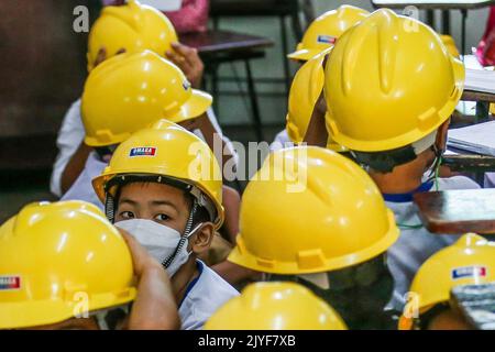 Manila, Philippines. 8th Sep, 2022. A student wearing a hard hat ...