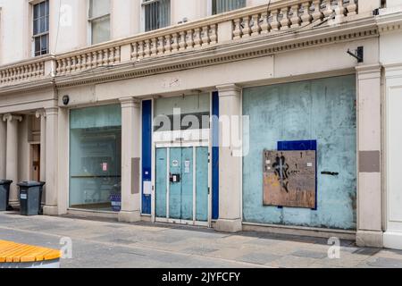 Closed Shop in a Town Centre. Wantage, Oxfordshire, UK Stock Photo - Alamy