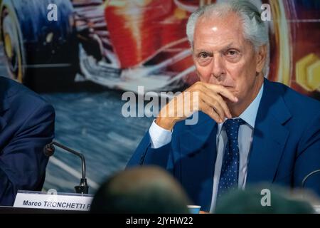 Marco Tronchetti Provera CEO of Pirelli (R) speaks with Torger ...