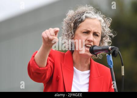 Labor Senator Jess Walsh speaks to workers taking industrial action ...
