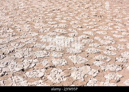 Tierra seca, cuarteada, debido a la sequía, producido por el cambio ...