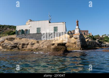 Kayak tour in Naples - Villa la gaiola, posillipo Stock Photo - Alamy