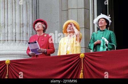 VE DAY 1995: The Queen Mother wipes her eye as she stands on the ...