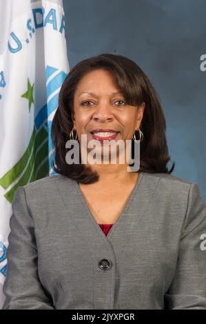 Official portrait of Lynette Warren, Policy Development and Advisory ...