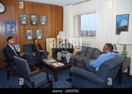 Deputy Secretary Ron Sims with Anthony Donald and family Stock Photo ...