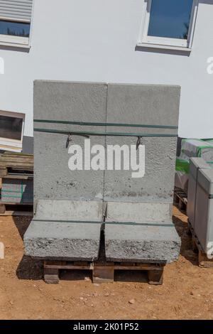 installation of a L-Stone at the concrete bed with contact to the knob ...