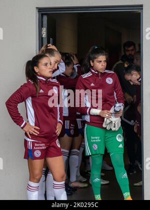 players of Paris FC with goalkeeper Ines Marques (1) of Paris FC ...