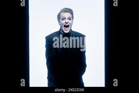 PRODUCTION - 08 September 2022, Hamburg: Actors Tim Porath (l-r), Jens ...