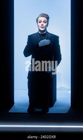 PRODUCTION - 08 September 2022, Hamburg: Actors Tim Porath (l-r), Jens ...