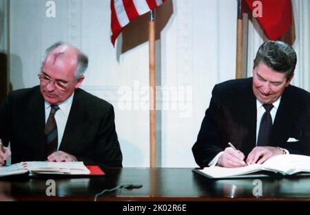 Soviet U S INF Intermediate Range Nuclear Forces Treaty on eliminating ...