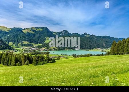Austria, Tyrol, Kaiserwinkl, Walchsee, Walchsee with village view ...