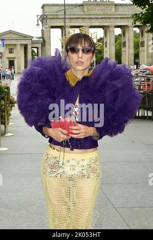 Salomé Chaboki bei der Anja Gockel Fashion Show S23 'Move On' auf der ...