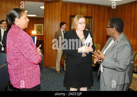 290440 Henriquez Swearing In Stock Photo - Alamy