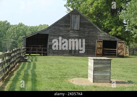 Meeks Stable, built in 1850, historical structure at Appomattox Court ...