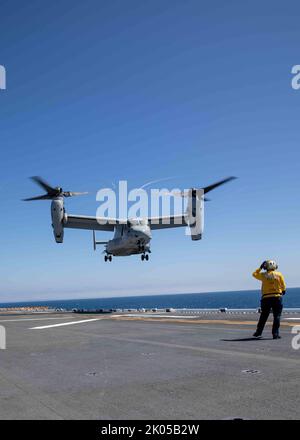 220829-N-EI127-3048 PACIFIC OCEAN (Aug. 29, 2022) – An MV-22 Osprey ...