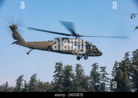 Soldiers from 1st Special Forces Group (Airborne), conduct Fast Rope ...