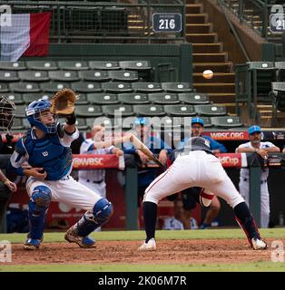 Sarasota, Florida, USA. 9th Sep, 2022. Workers pull a tarp over the ...