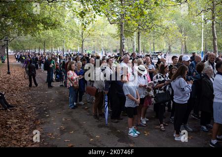 British people queue to hear the principal Proclamation from the ...