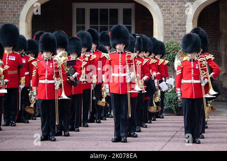 Welsh Guards during the principal Proclamation from the balcony ...