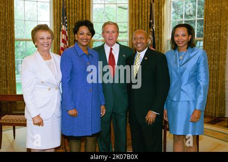 President George W. Bush with Secretary Alphonso Jackson and family ...