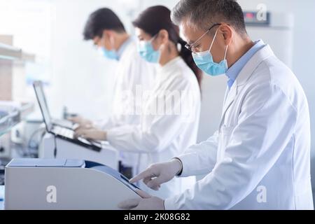 Chinese researchers working in laboratory Stock Photo - Alamy