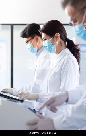 Chinese researchers working in laboratory Stock Photo - Alamy