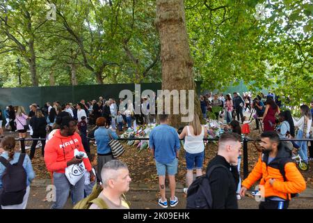 10th September 2002 - Thousands flock to Buckingham Palace via Green ...